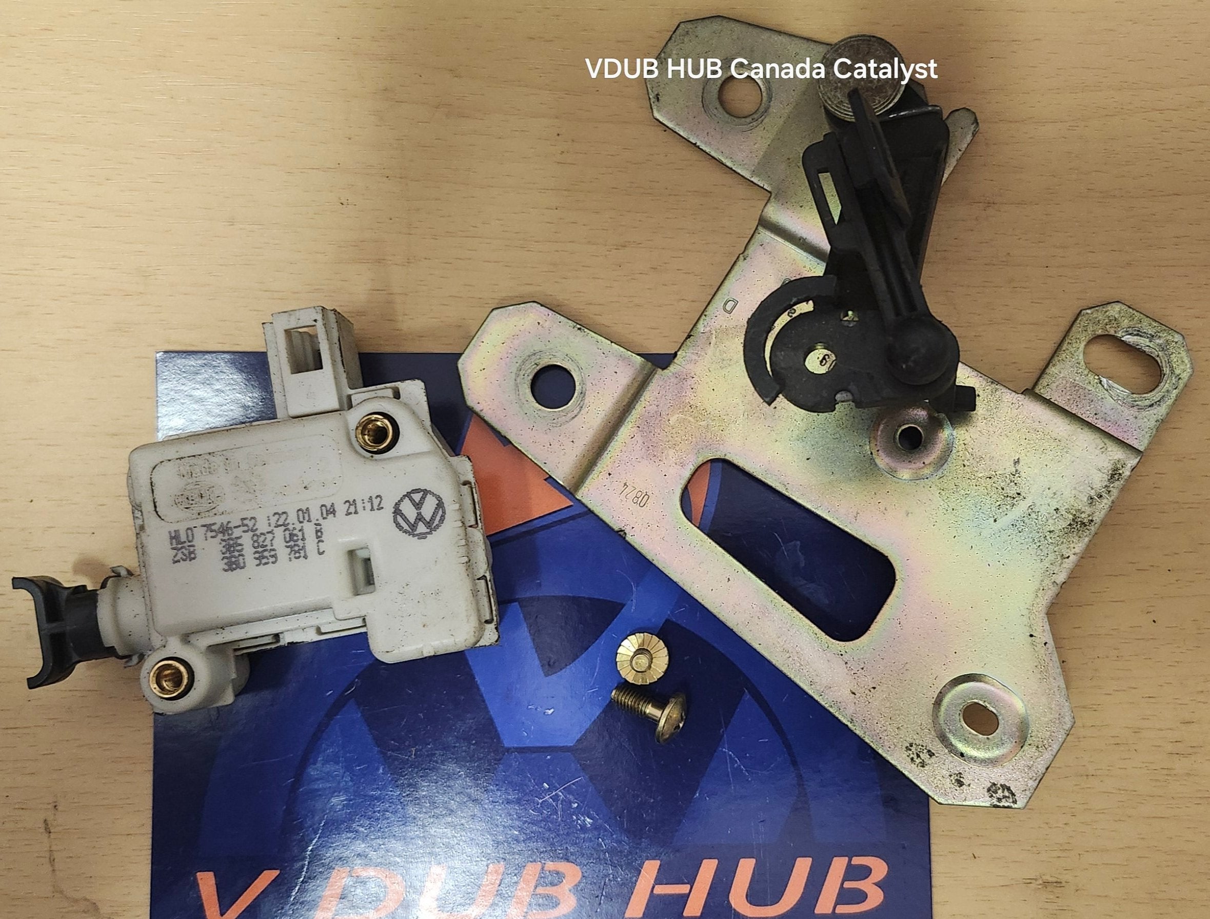 MK4 Lift Gate Actuator 3B0959781C includes bracket and screws – V DUB HUB