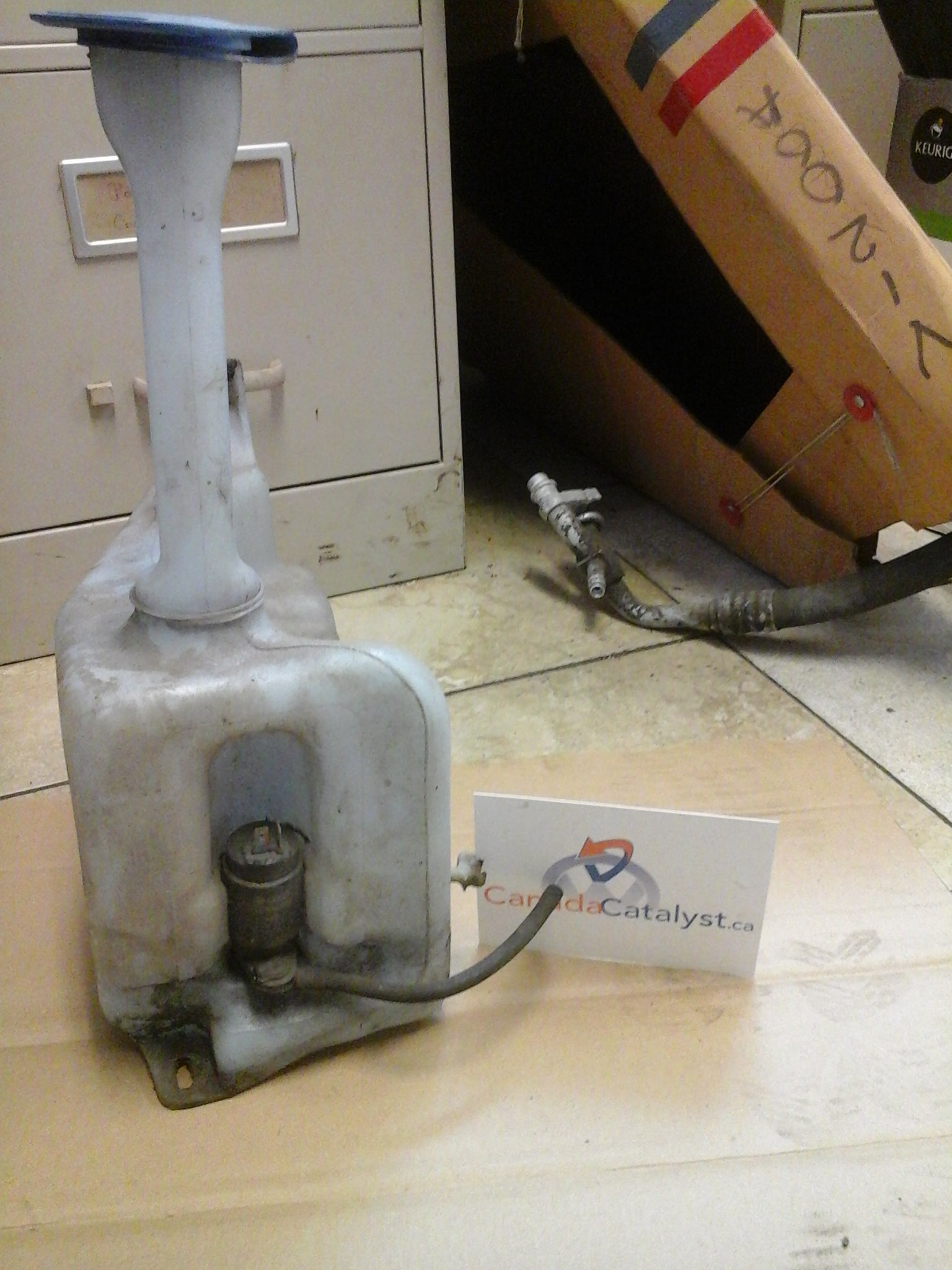 T4 Washer Fluid Tank and Pump 333955651 – V DUB HUB