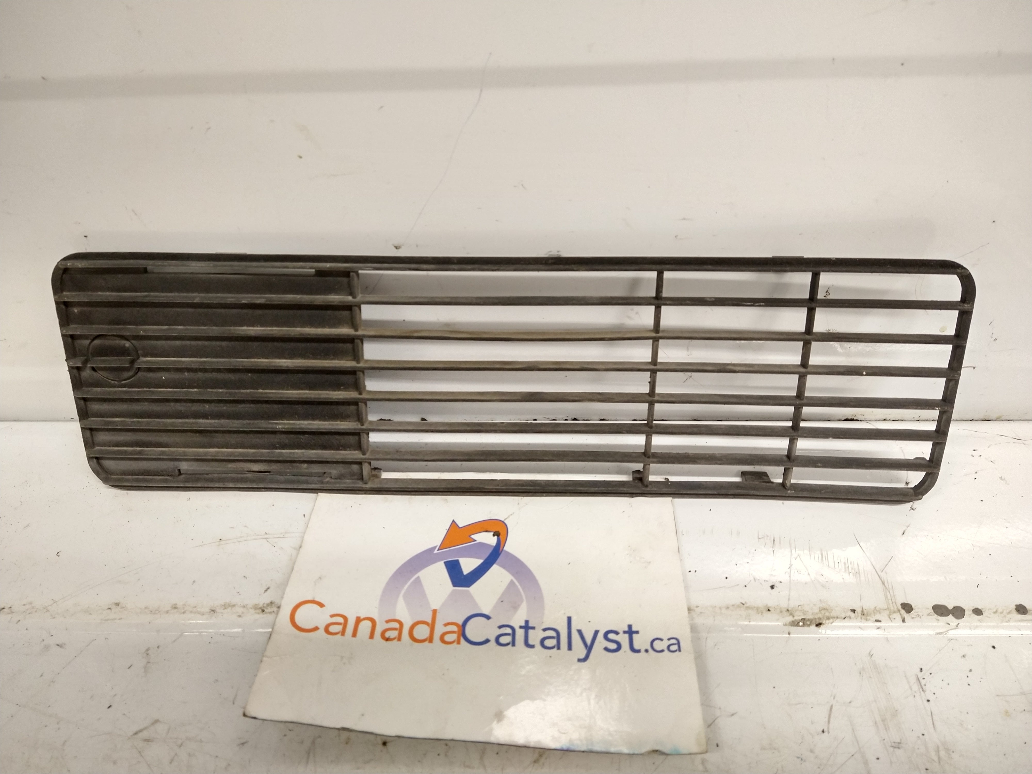 MK2 Rabbit/Cabriolet GRILLE 17585366101C – V DUB HUB